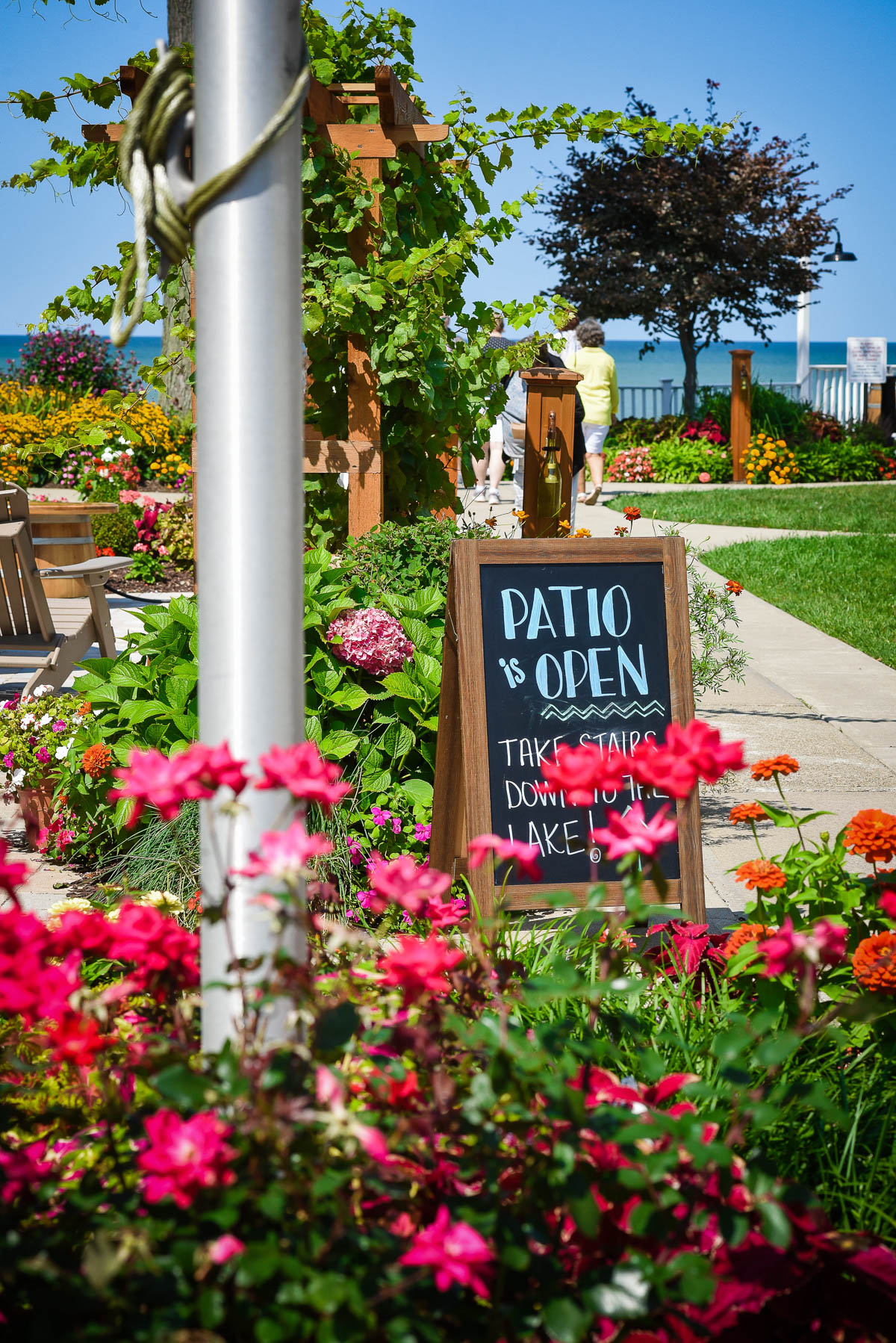 Lakeside Bites & Patio Nights: Outdoor Dining Near MotorCoach Resort ...